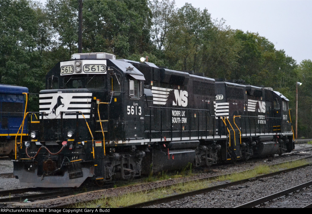NORFOLK SOUTHERN GP38-2 5613 WITH 5617 TIED DOWN